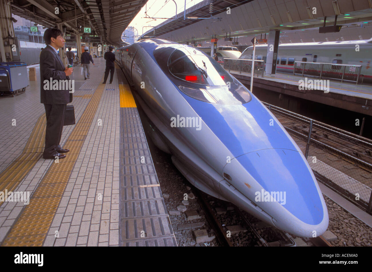 Sleek Series 500 Nozomi shinkansen super express bullet train stopping ...