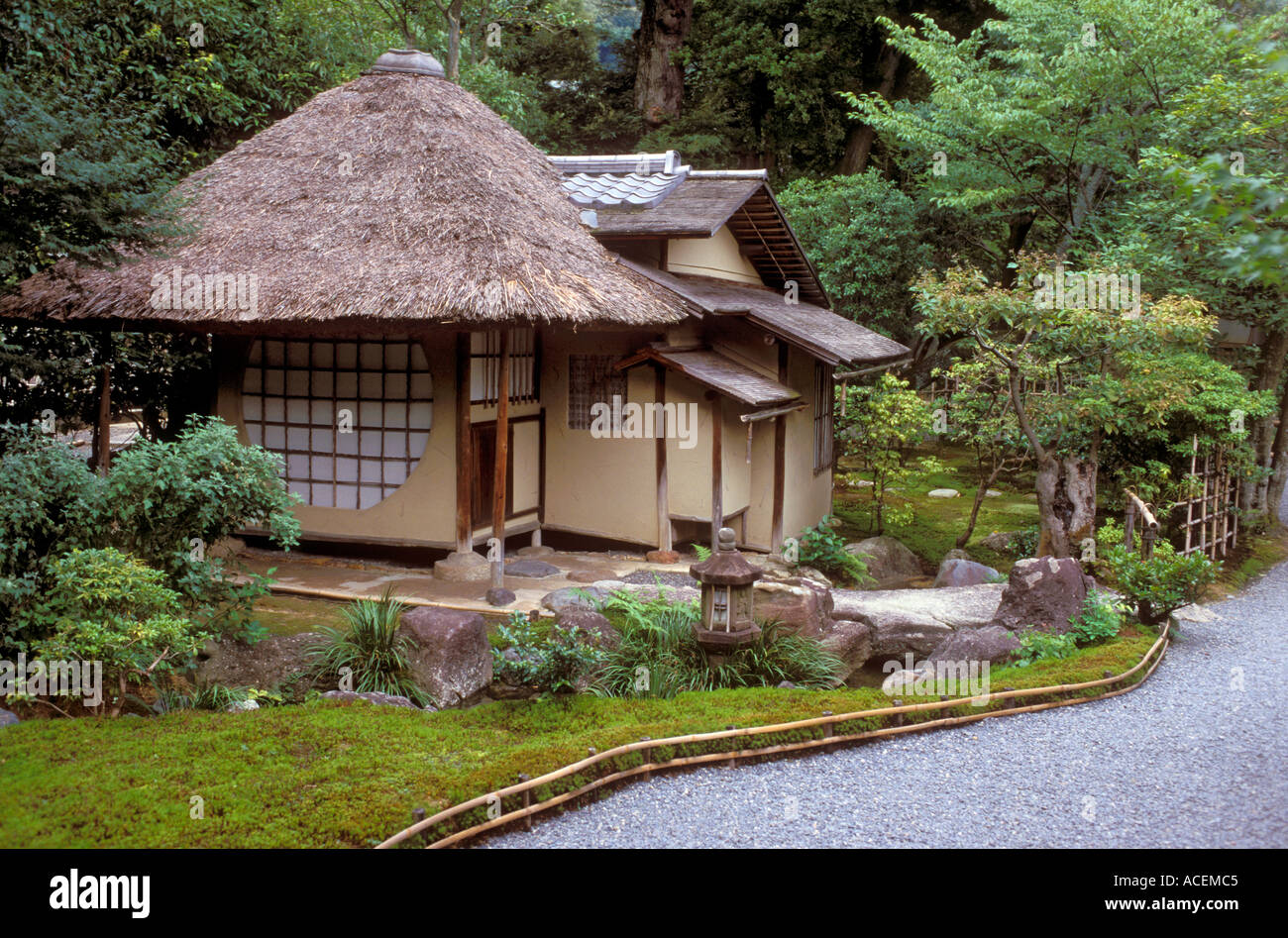 Thatched roof "chashitsu" tea house in beautiful Japanese garden ...