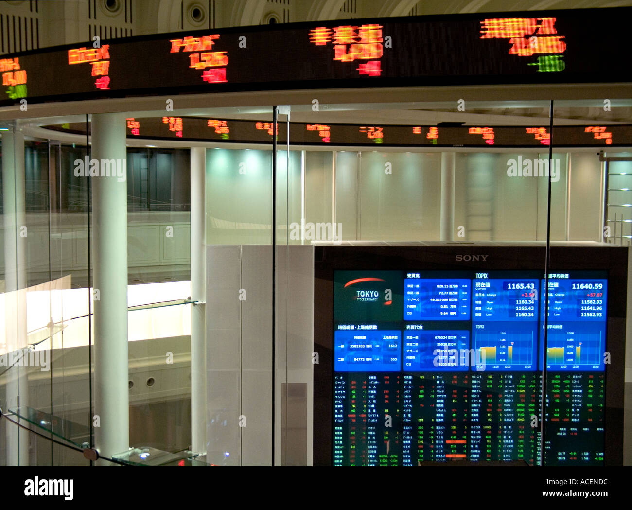 Interior view of the Japanese TOPIX Tokyo Stock Exchange (TSE), the ...