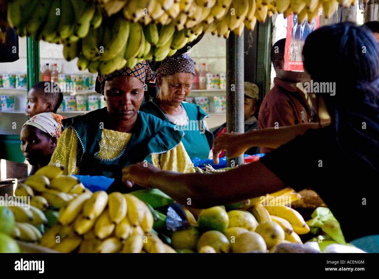 African women selling at market hi-res stock photography and images - Alamy