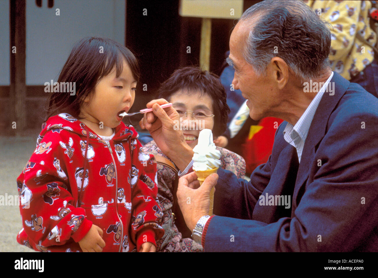 Japan parenting hi-res stock photography and images - Alamy