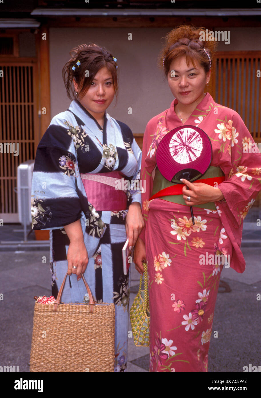 Girls wearing yukata hi-res stock photography and images - Alamy