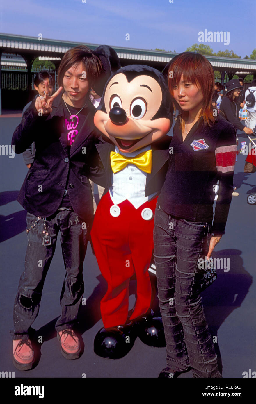 Visitors to Tokyo Disneyland pose with Mickey Mouse Stock Photo - Alamy
