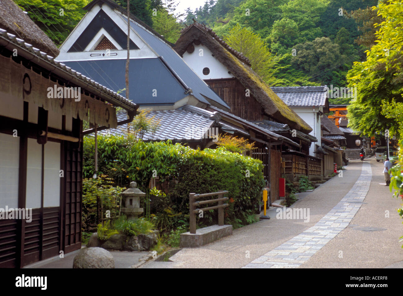 Traditional style thatched roof farm houses on narrow lane in Sagano ...