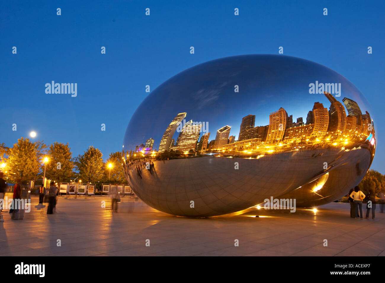 PARKS Chicago Illinois Cloud Gate sculpture in Millennium Park the Bean ...