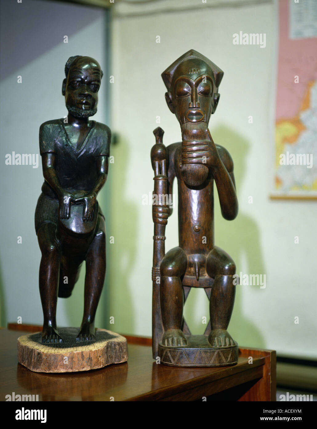 2 statue carvings of 2 men with drum Stock Photo - Alamy