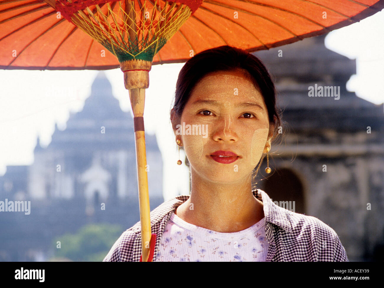 Carrying parasol hi-res stock photography and images - Alamy