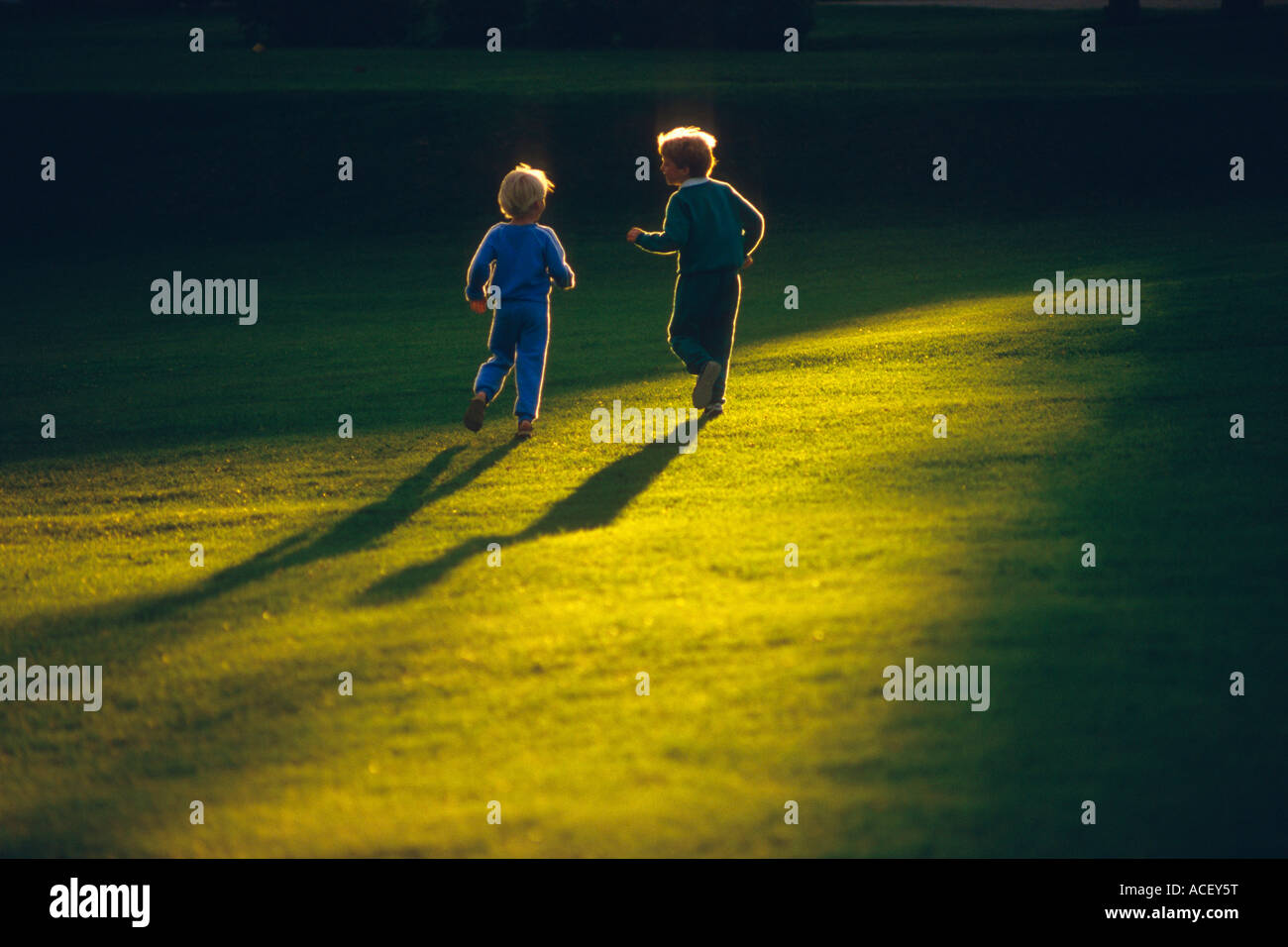 2 boys running Stock Photo - Alamy