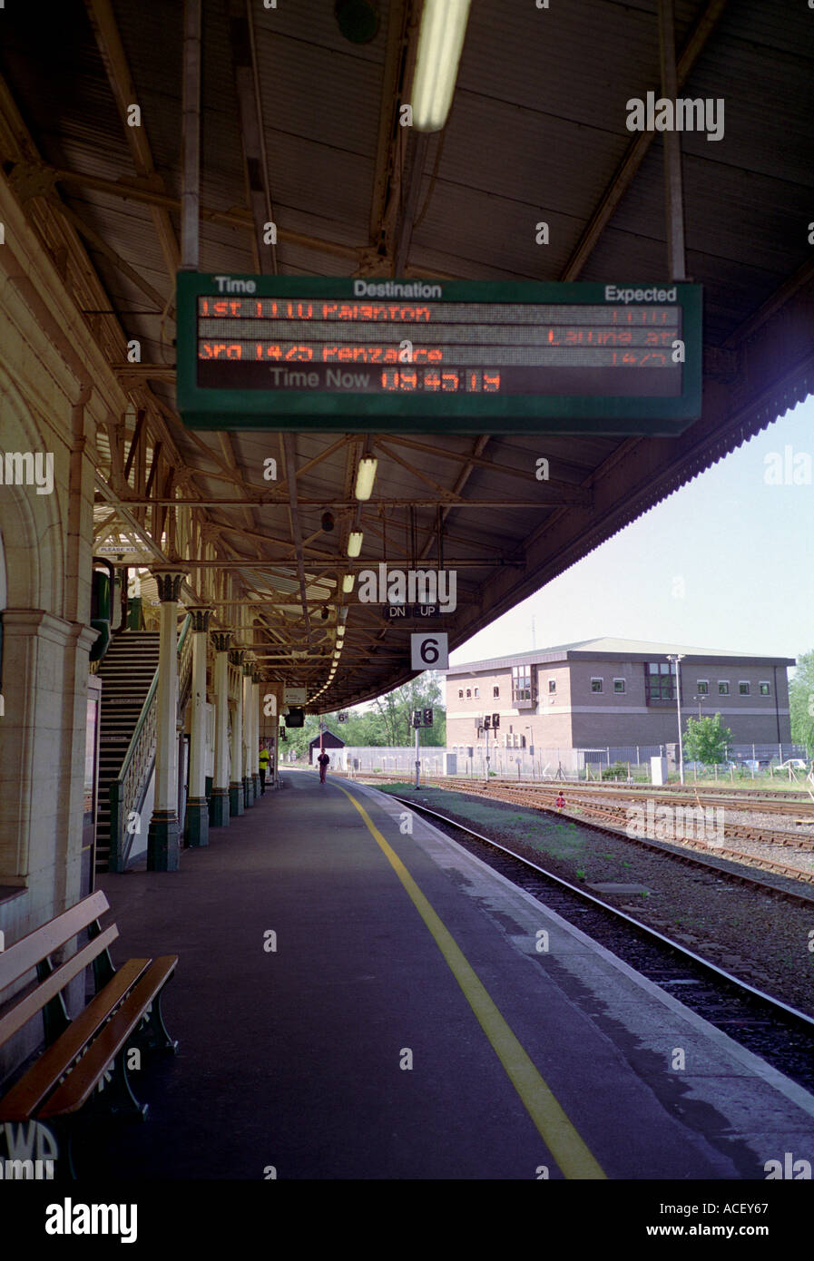 Platform in Exeter St Davids Station Devon Stock Photo - Alamy