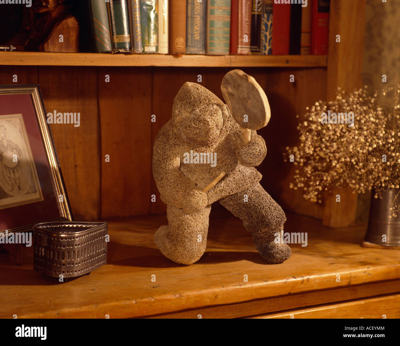 Inuit statues hi-res stock photography and images - Alamy