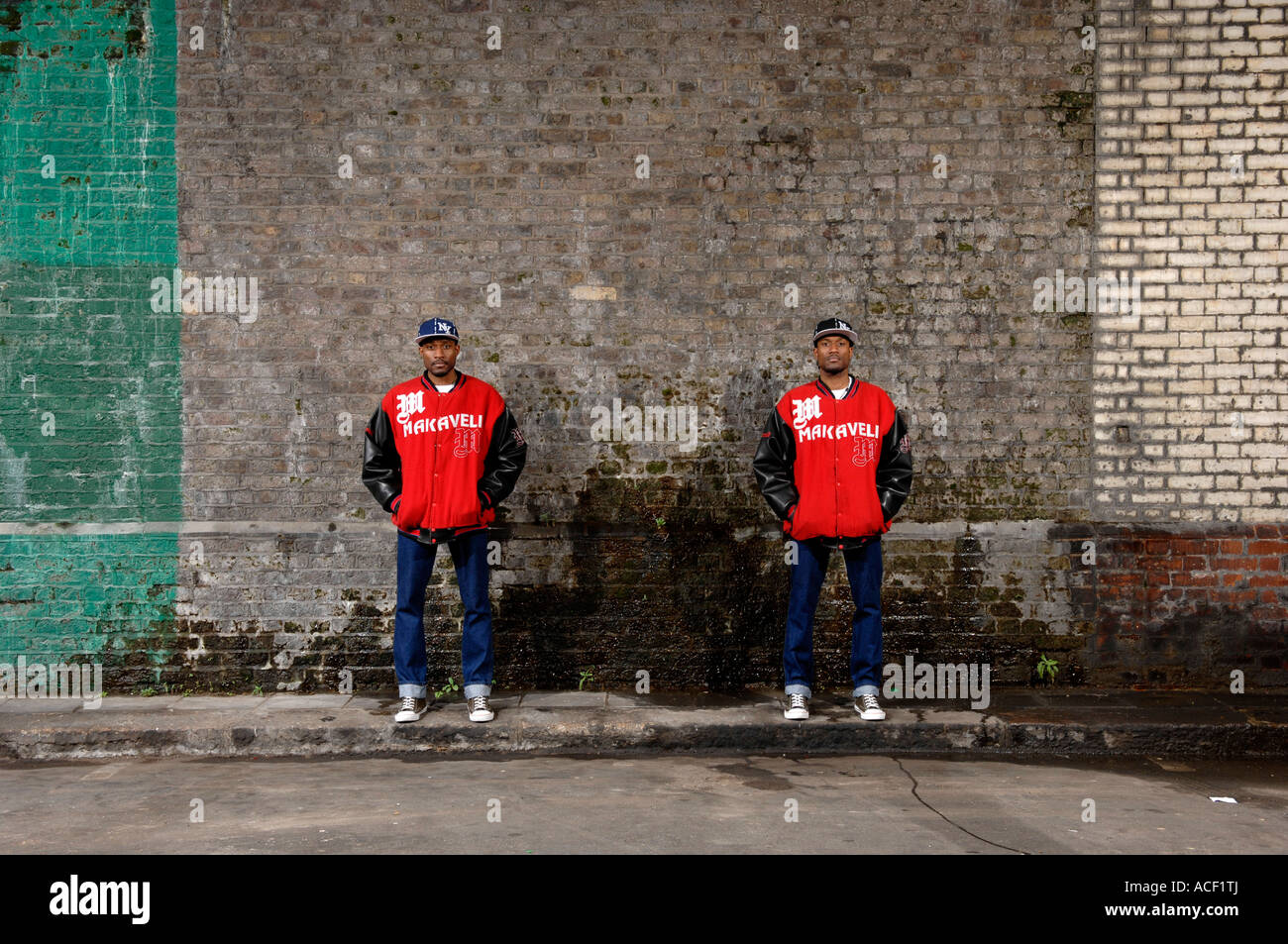 Identical twin brothers hi-res stock photography and images - Alamy