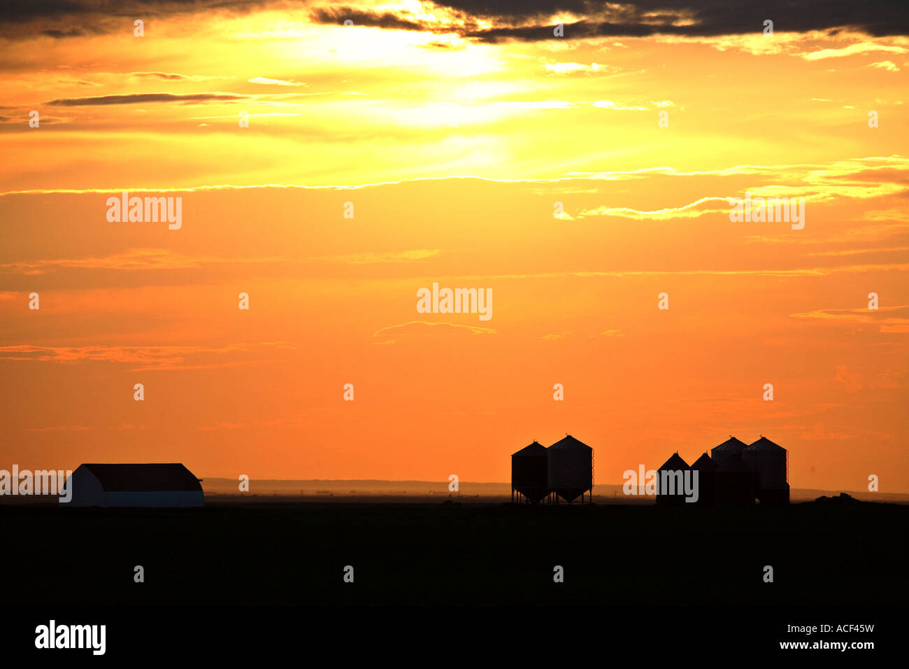 Sun setting behind buildings hi-res stock photography and images - Alamy