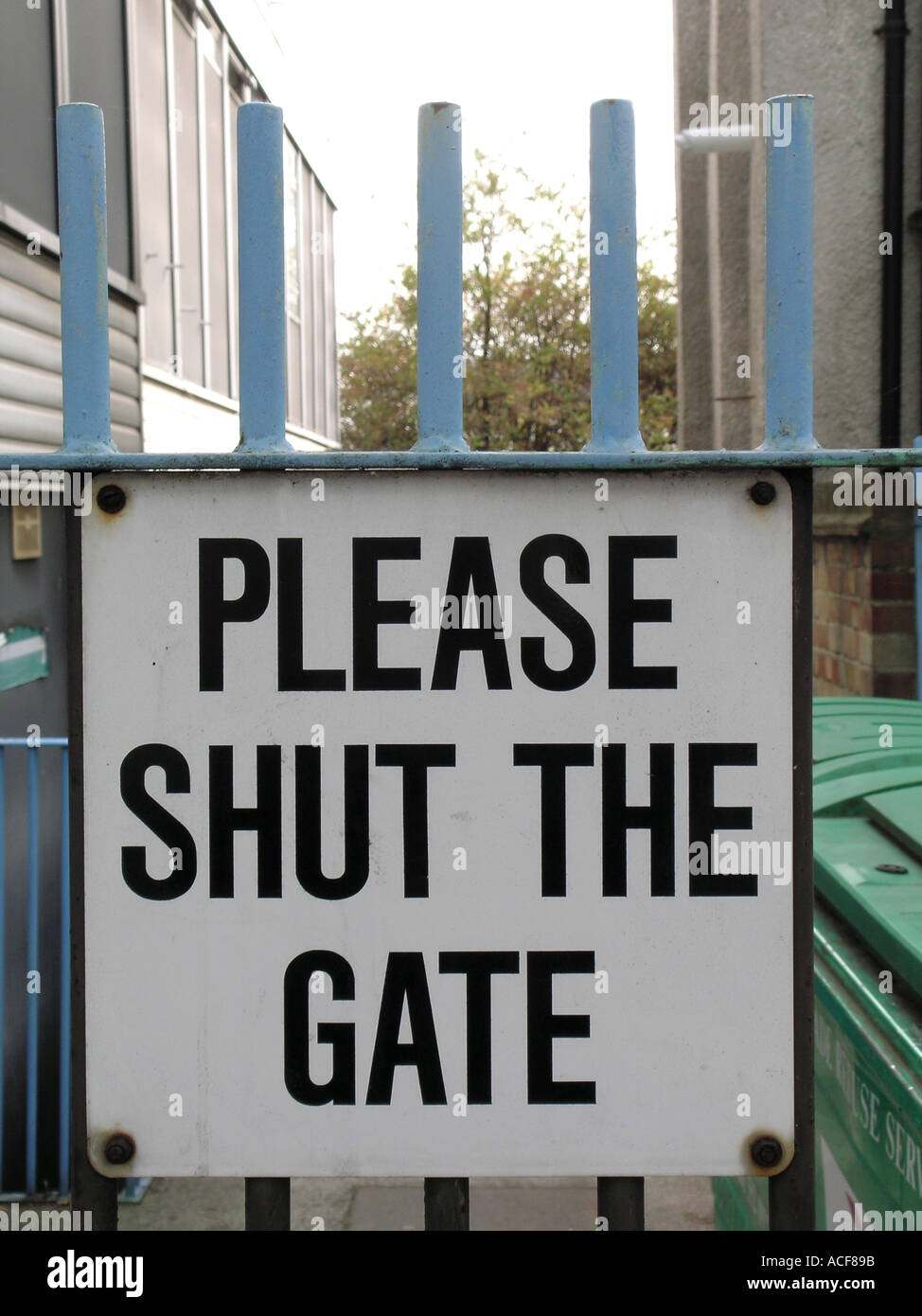 Please shut the gate sign east London Stock Photo - Alamy