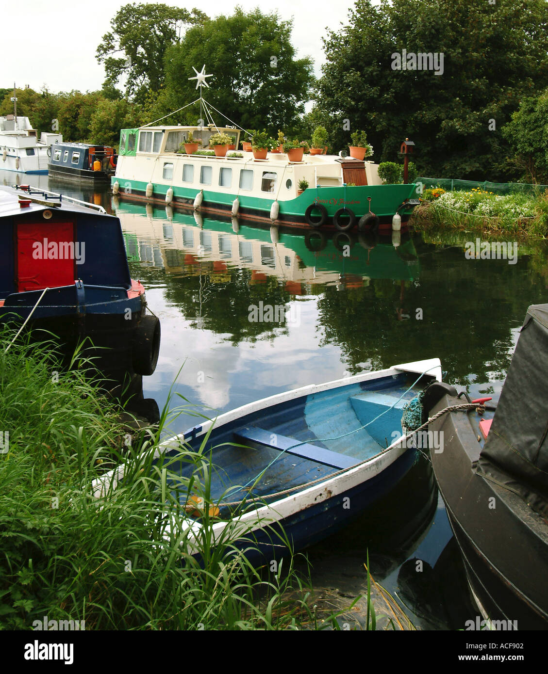 Grand canal ireland barge hi-res stock photography and images - Alamy