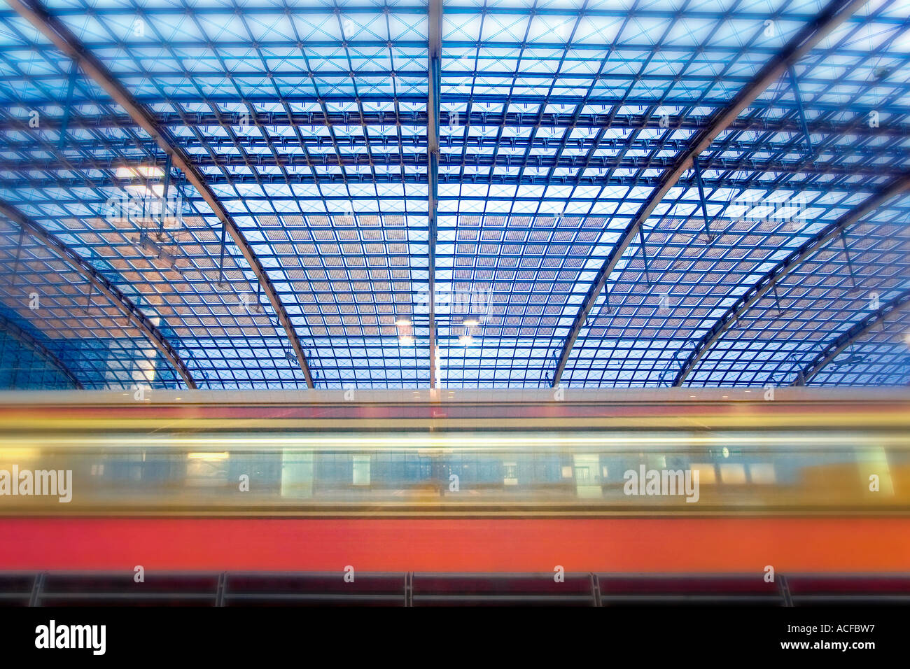Berlin Center Lehrter Bahnhof new main stationriver train platform ...