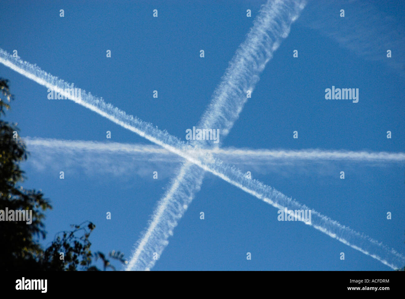 Flugzeug con trails hi-res stock photography and images - Alamy
