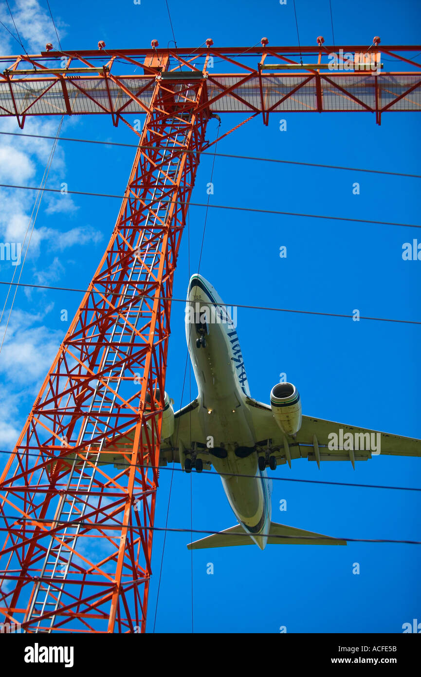Vertical photo airplane landing hi-res stock photography and images - Alamy