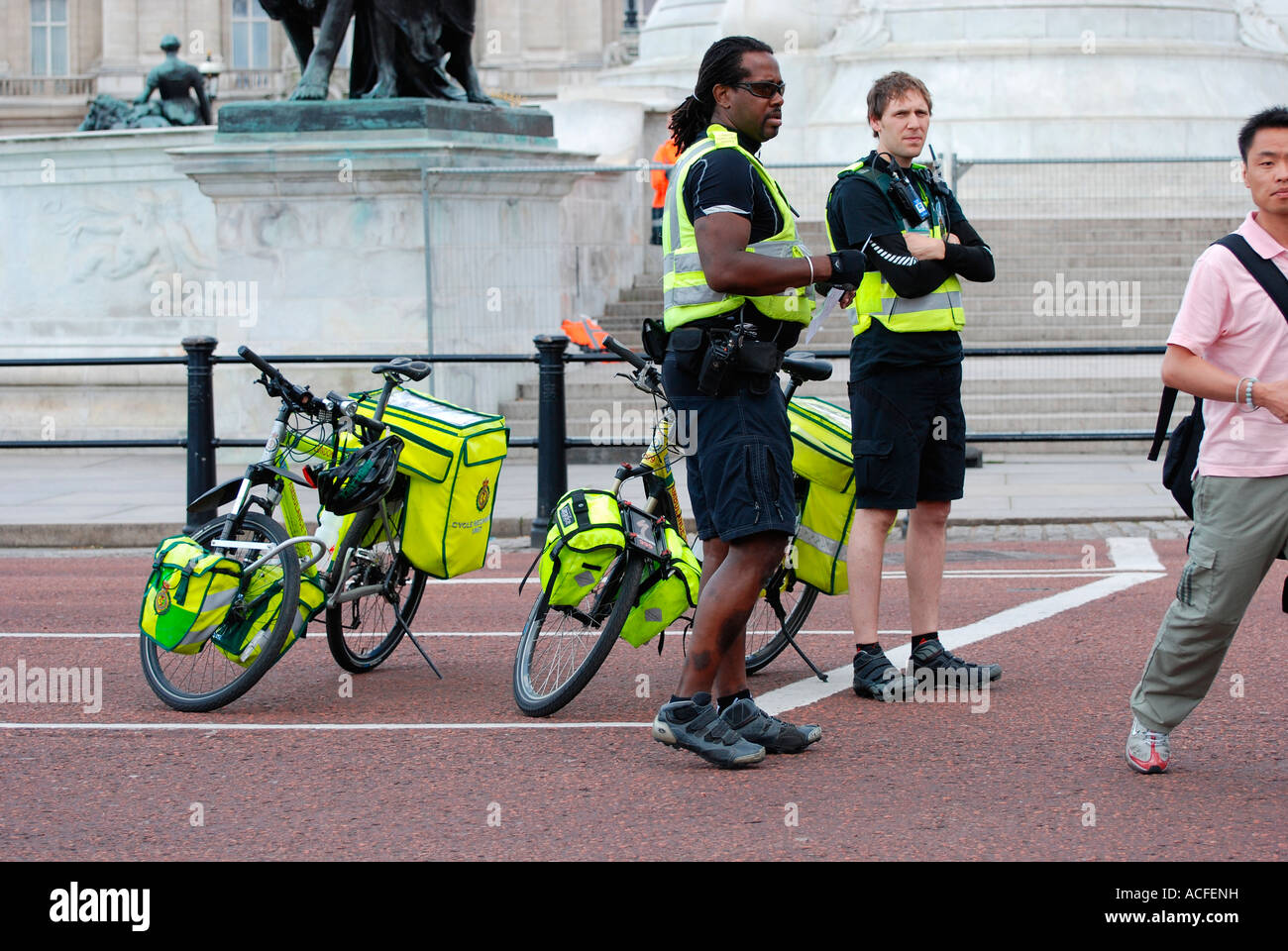 London Ambulance cycle response unit Stock Photo - Alamy
