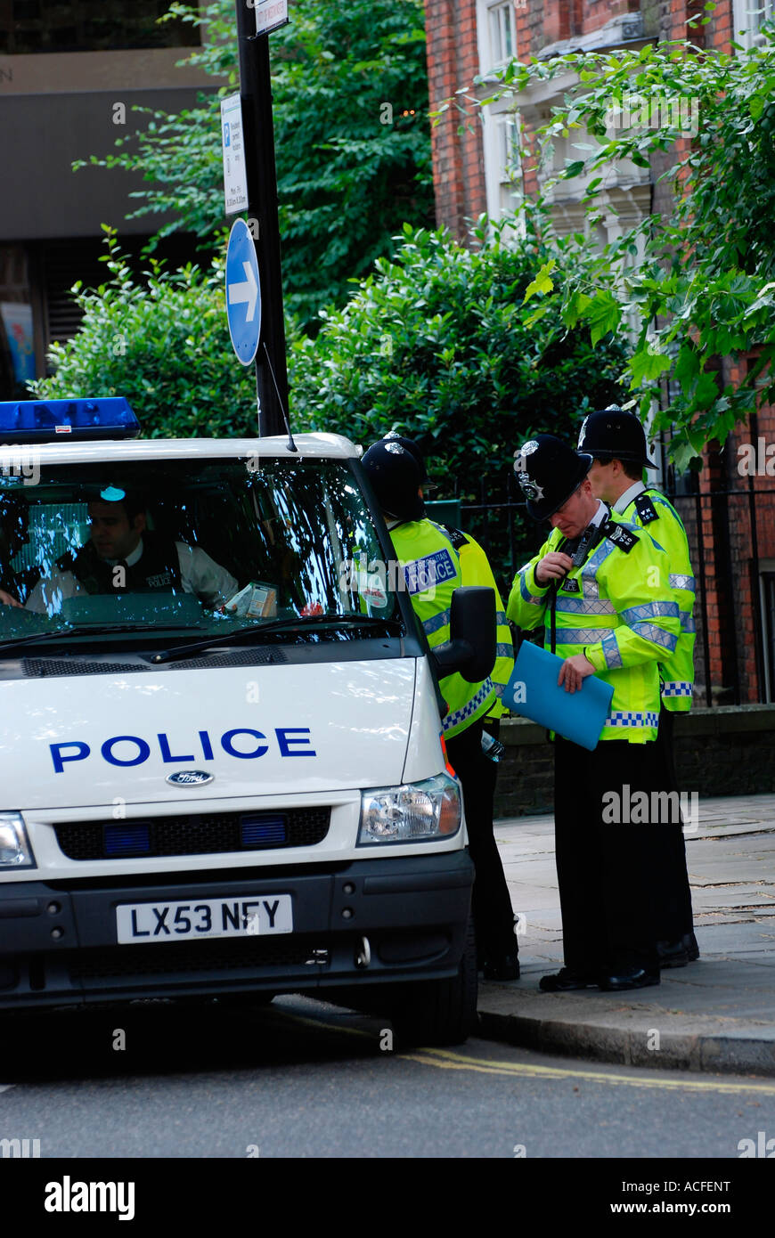 Metropolitan police radio hi-res stock photography and images - Alamy