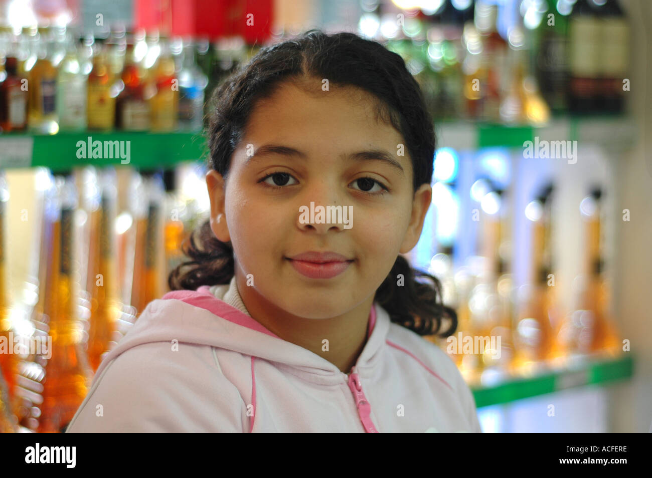 Working in a corner shop hi-res stock photography and images - Alamy