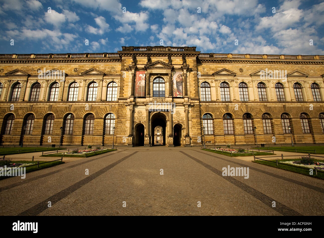 Semper two hi-res stock photography and images - Alamy
