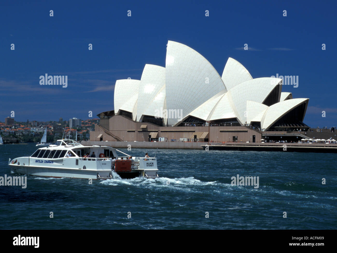 Sydney Opera House and cruise boat in foreground Stock Photo - Alamy