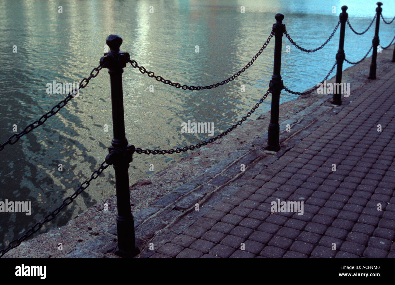 Iron railings river thames path hi-res stock photography and images - Alamy