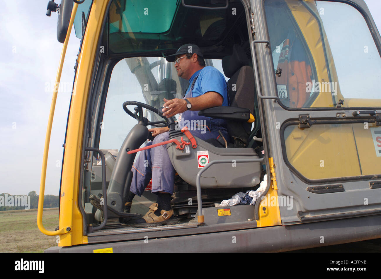 Laying road - workers constructing the M5 toll motorway in Hungary ...