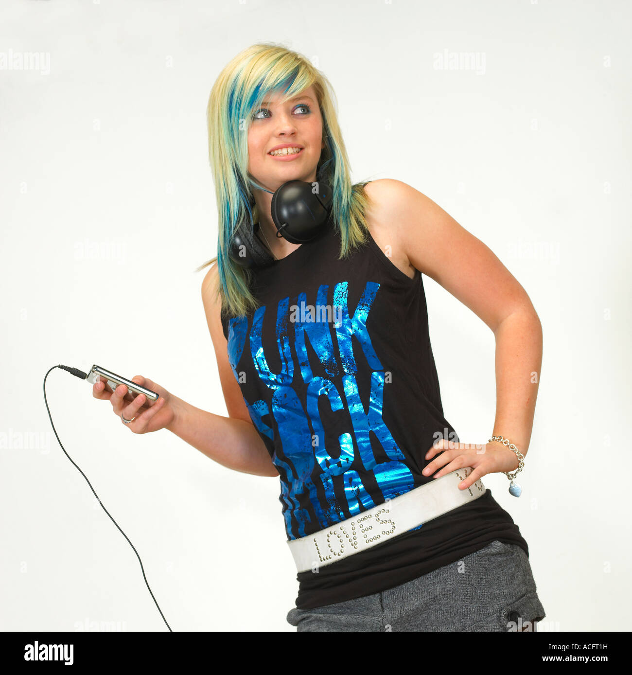 Teenage girl with ipod hi-res stock photography and images - Alamy