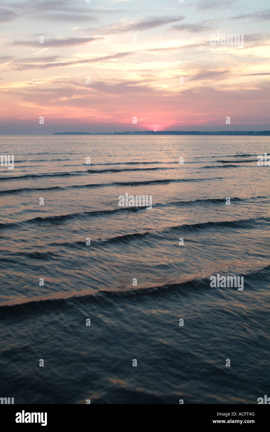 Sun reflect off lake hi-res stock photography and images - Alamy