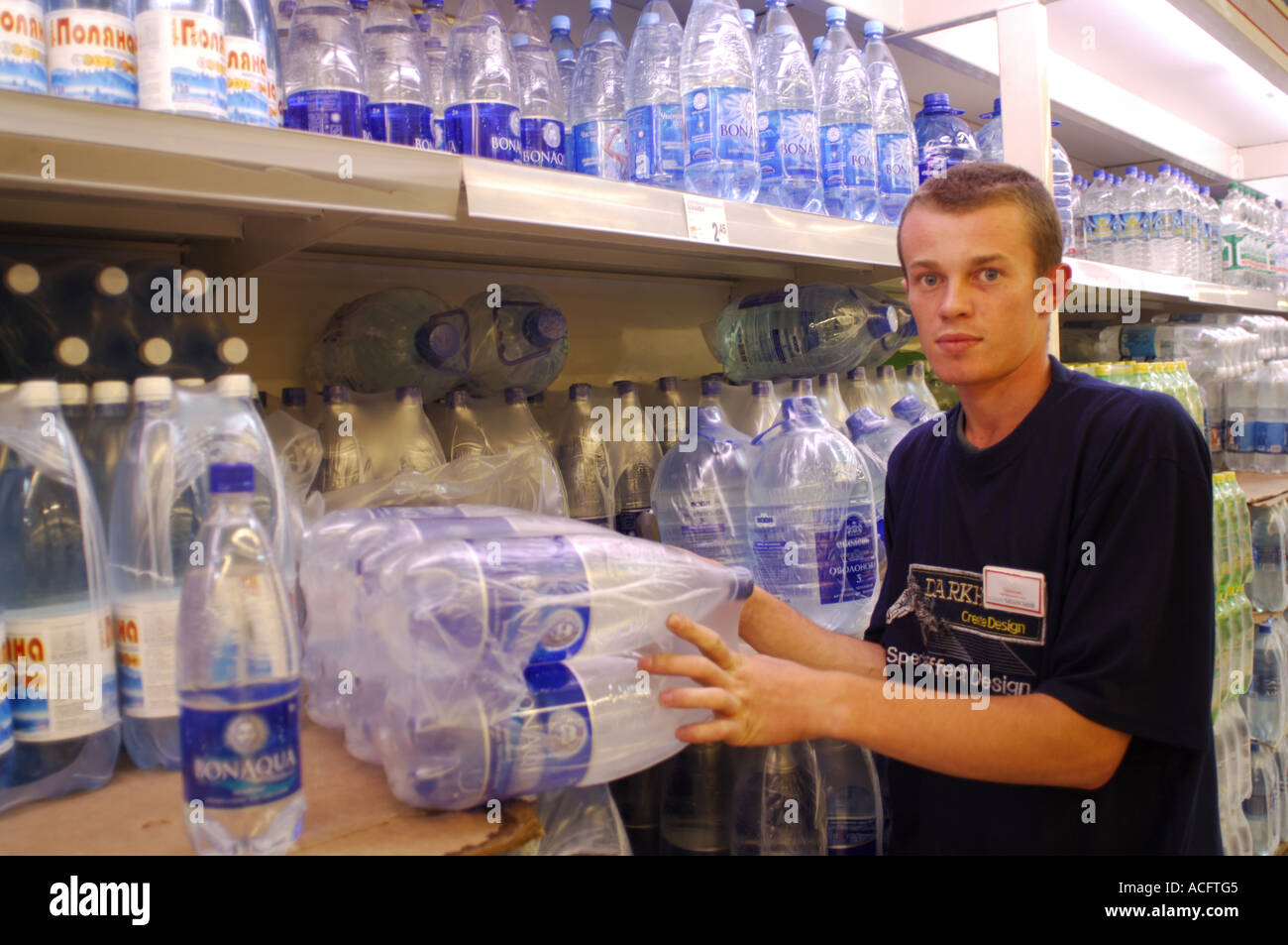 Assistant loading hi-res stock photography and images - Alamy