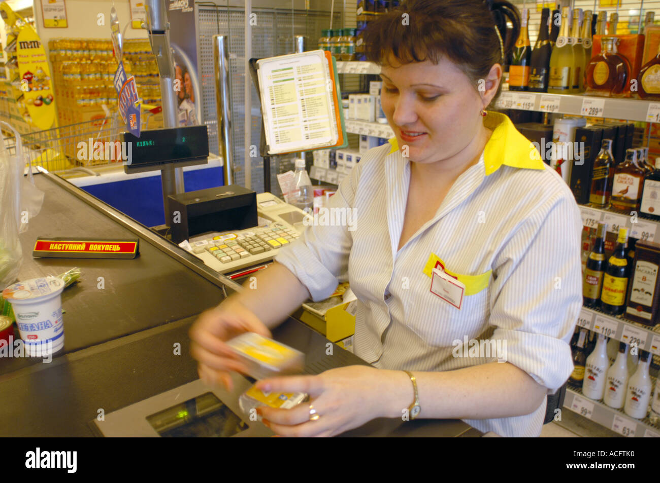 Supermarket check out lady hi-res stock photography and images - Alamy