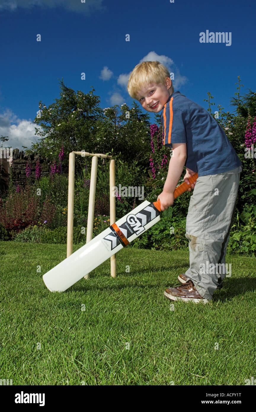Young child playing cricket in garden Stock Photo - Alamy