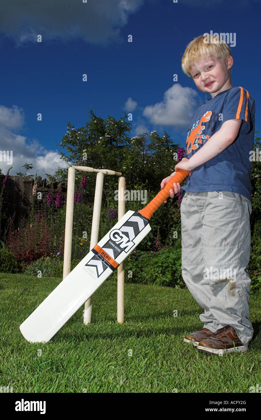 Children playing cricket hi-res stock photography and images - Alamy