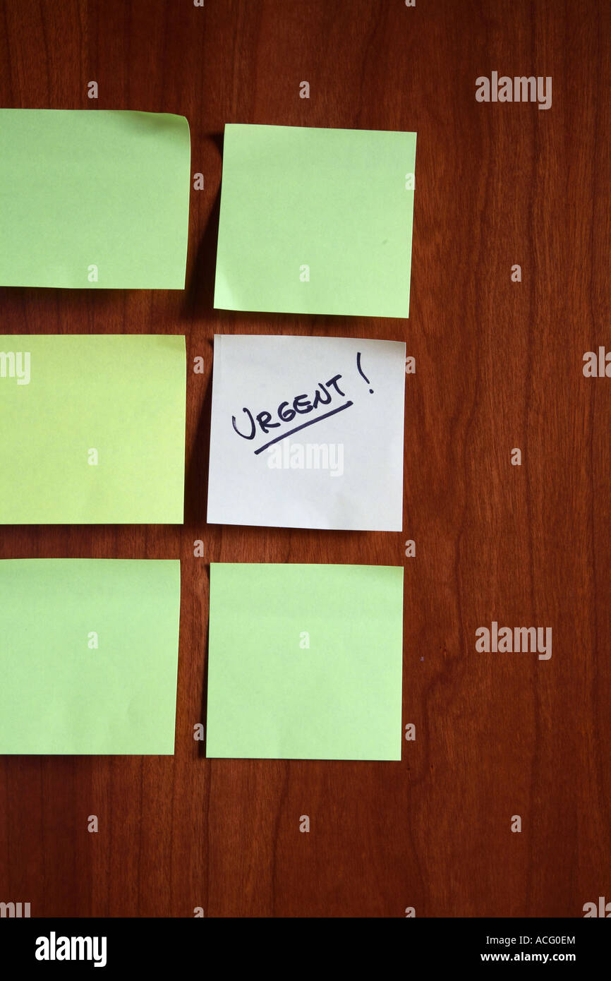 urgent ! written on post it note memo Stock Photo - Alamy