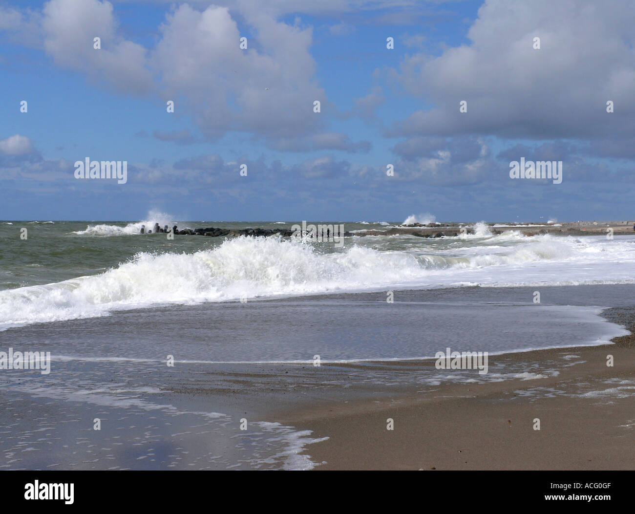 Lots of waves hi-res stock photography and images - Alamy