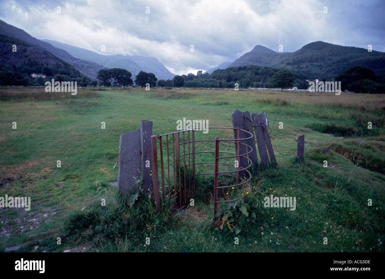 snowdoniia style gate walk track park Stock Photo - Alamy