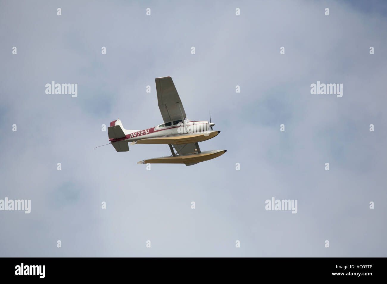 Single engine float plane landing hi-res stock photography and images ...