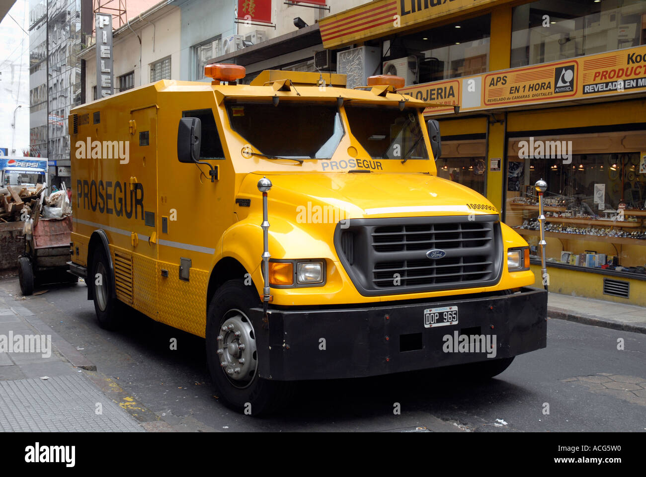 Prosegur guard hi-res stock photography and images - Alamy