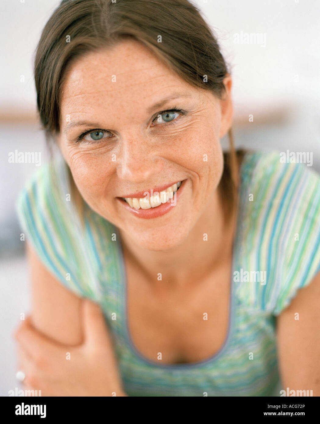 A smiling woman looking at the camera portrait Stock Photo - Alamy
