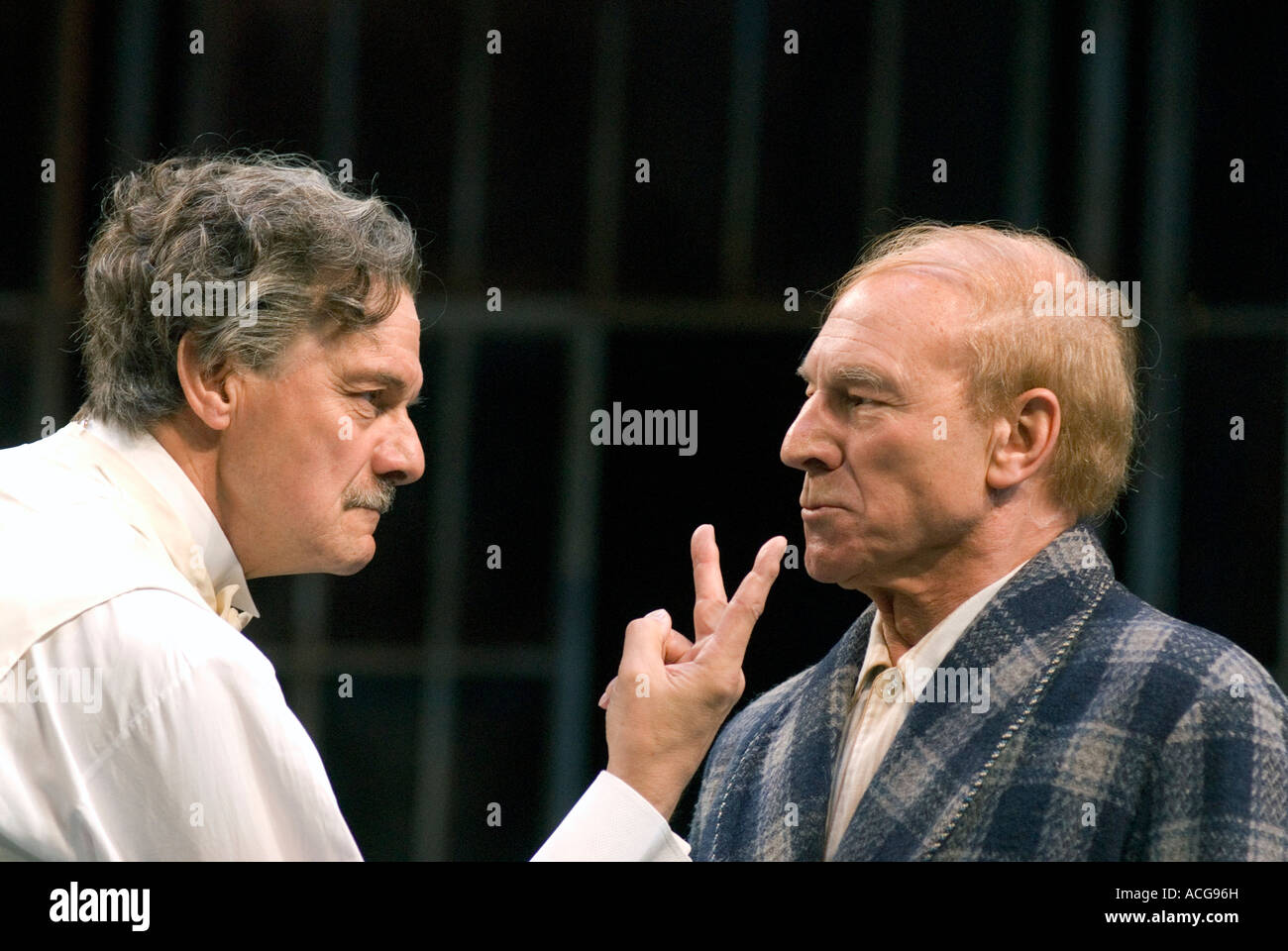 Paul Shelley as Sir Toby Belch and Patrick Stewart as Malvolio in ...