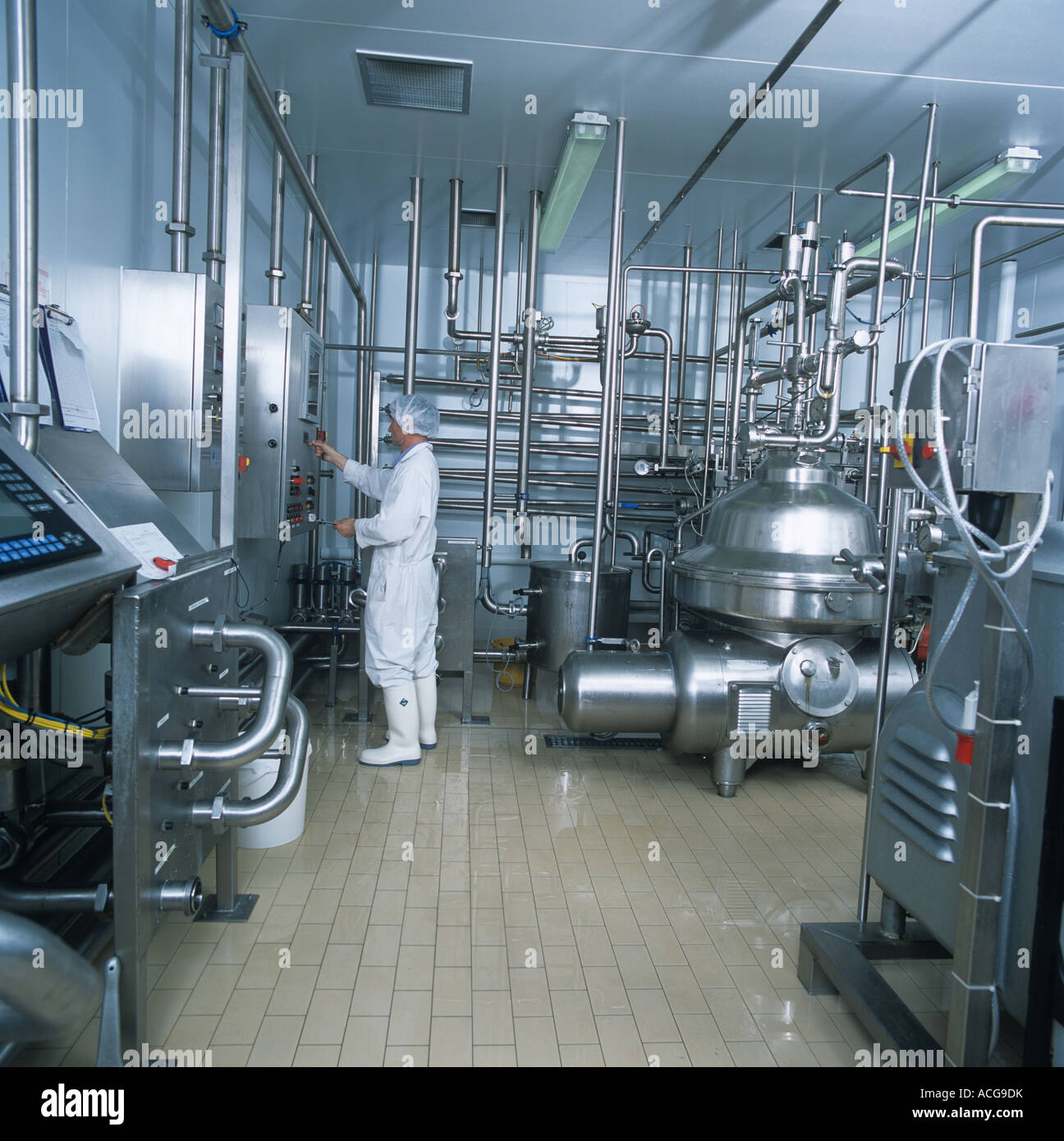 Stainless steel vats milk hi-res stock photography and images - Alamy