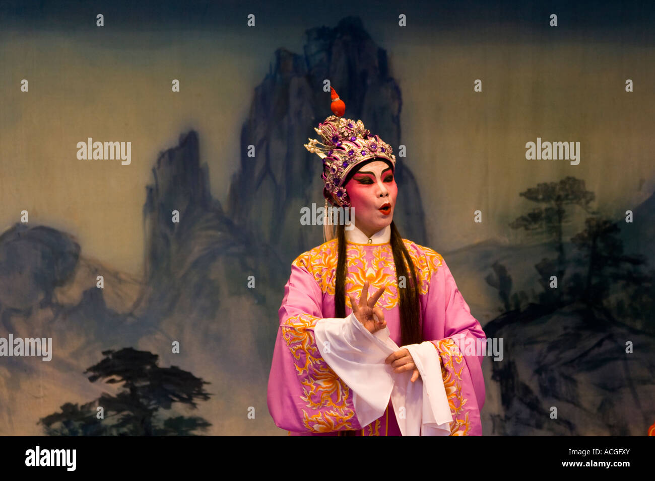 Opera singer singing hi-res stock photography and images - Alamy