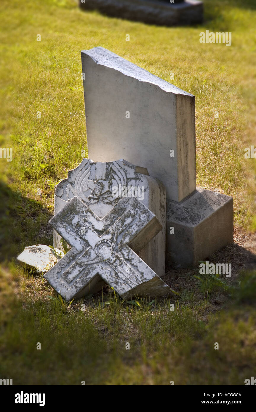 Broken headstone in cemetery Stock Photo - Alamy