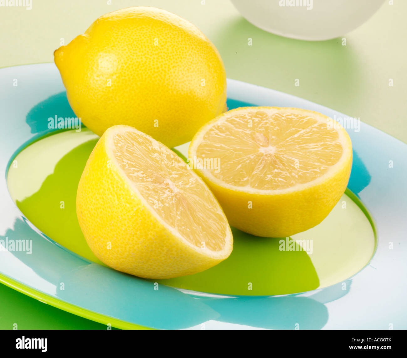 LEMONS ON PLATE Stock Photo - Alamy