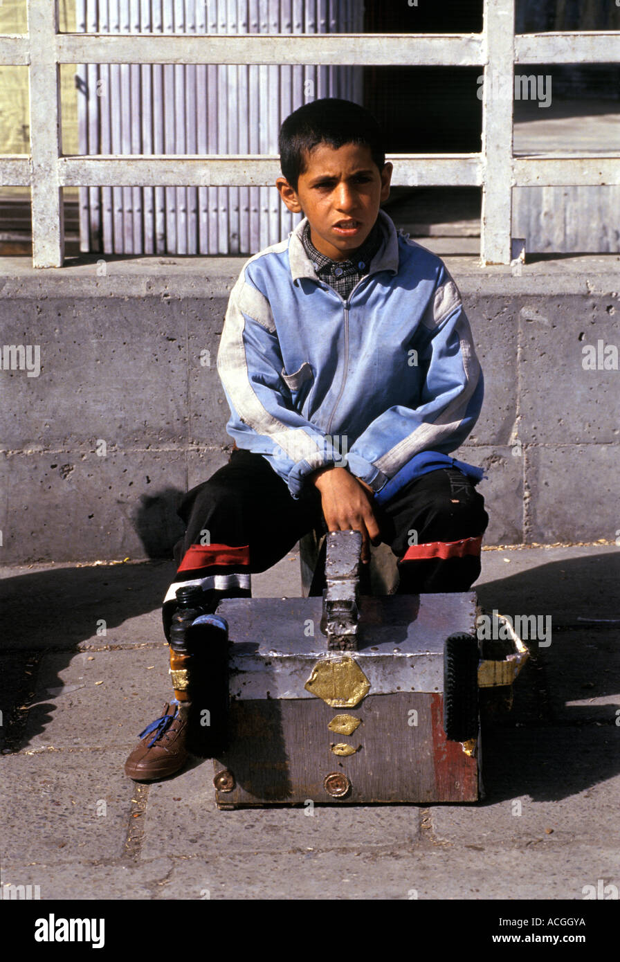 Shoe shine boy Central Souk area Baghdad Iraq Stock Photo - Alamy