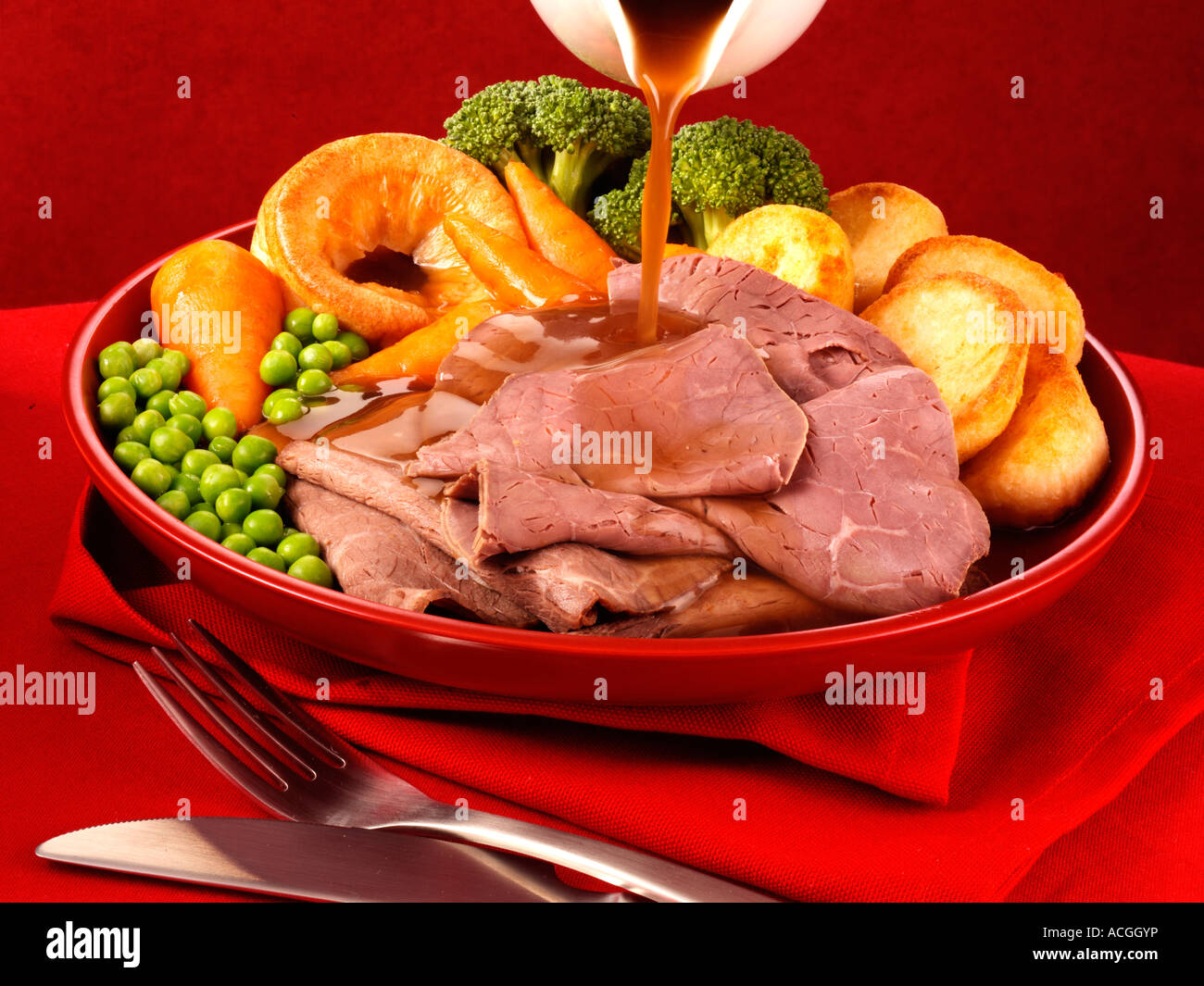 Sunday roast dinner pour gravy hi-res stock photography and images - Alamy