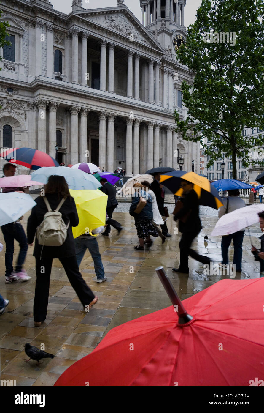 People with umbrellas in the rain hi-res stock photography and images ...