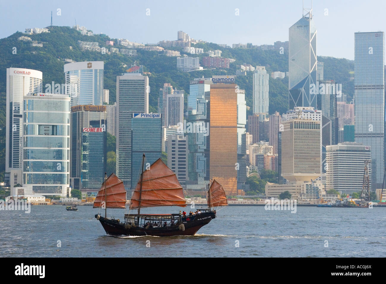 Duk Ling Traditional Chinese Sailing Junk and Hong Kong Cityscape Stock ...