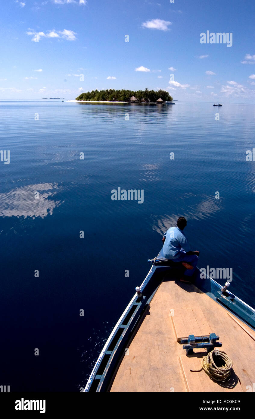 A local fishing dhoni approaches Angsana island in the Maldives Stock ...